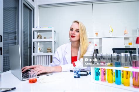 실험실 분석 배경에서 샘플로 테스트 튜브를 들고 있는 화학 실험실 과학자에서 랩톱 컴퓨터와 연구를 수행하는 여성 연구원의 초상화 Dna에 대한 스톡 사진 및 기타 이미지