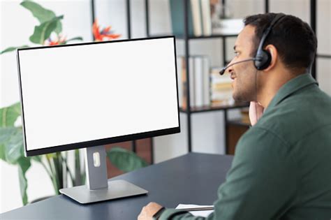 빈 컴퓨터 화면을보고 가정 개념 거리 교육 온라인 회의 화상 통화에서 공부 헤드셋에 행복한 인도 사업가 남성에 대한 스톡 사진 및 기타 이미지 Istock