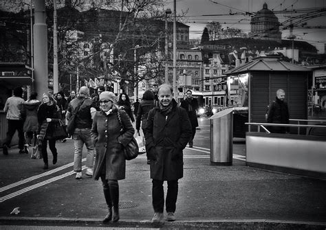 무료 이미지 보행자 겨울 검정색과 흰색 사람들 도로 화이트 사진술 시티 도시의 군중 검은 단색화 Bw 솔직한 디지털 카메라 하부 구조 스위스