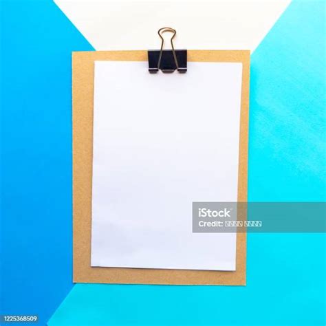 기하학적 파란색 배경에 흰색 모형 공백입니다 텍스트의 공간을 복사합니다 디자인 컨셉 0명에 대한 스톡 사진 및 기타 이미지 0명 개념 개념과 주제 Istock