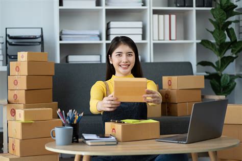 중소기업 소상공인이 방에서 일하면서 소포 상자를 들고 고객을 위한 제품을 준비하고 있다 Po에 대한 스톡 사진 및 기타 이미지