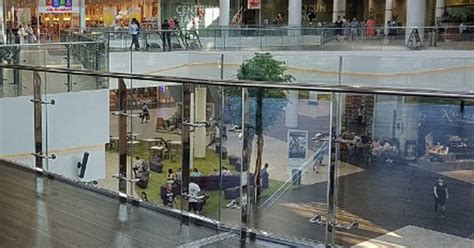 쇼핑몰 의자에서 그 짓 한 젊은 커플 비난 쏟아져