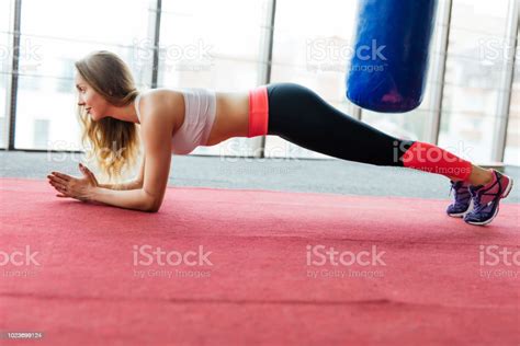 젊은 아름다움 피트 니스 여자 실내 체육관에서 판자에 서 건강관리와 의술에 대한 스톡 사진 및 기타 이미지 건강관리와 의술 건강한 생활방식 관능 Istock