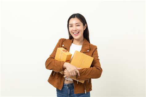 고립 된 흰색 배경에 서있는 많은 소포 판지를 가진 젊은 흥분 아름다운 아시아 여성 쾌활한 여성 소지 소포 상자를 많이 배달 서비스에서받습니다 고객에 대한 스톡 사진 및
