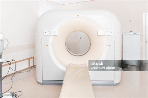 현대 병원 실험실에서 의료 Ct 또는 Mri 스캔 방사선 학과의 내부 흰색 방에 기술적으로 진보 된 장비 자기 공명 진단 기계 0명에 대한 스톡 사진 및 기타 이미지