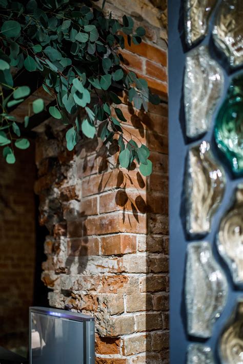 Выставка стеклянных кирпичей Фальконье