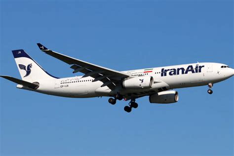 تصویری جالب از ورودی دفتر هواپیمایی ایران ایر در پاریس در سال ۱۳۵۷