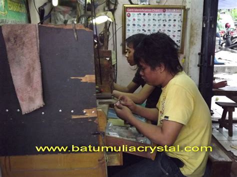 Pembuatan Ikat Batu Dan Pengasahan Batu Mulia Cahaya Mas Pasar Baru
