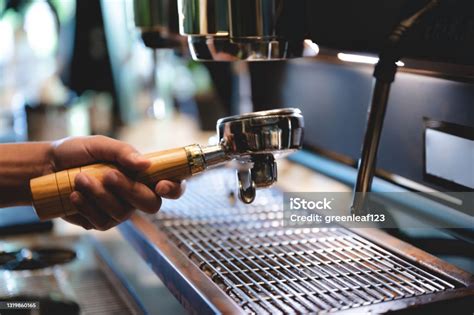카페의 에스프레소 커피 머신 상점이나 레스토랑 현대 커피 숍 브라운 카푸치노 음료 메이커의 바에서 컵과 함께 뜨거운 음료 카페인을 만드는 전문 바리스타 갈색에 대한 스톡