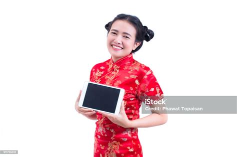 아름 다운 젊은 아시아 여자 착용 중국 드레스 전통적인 치파오 또는 Qipao 손 빈 화면 디지털 태블릿을 들고입니다 흰색 배경 개념 구매 디지털 온라인 기술에 고립 고객에
