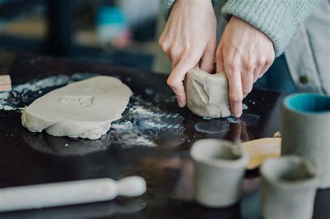 도공이 점토 성형 작업장에서 도자기 조각을 만드는 모습 20 29세에 대한 스톡 사진 및 기타 이미지 20 29세 25 29세 Diy Istock