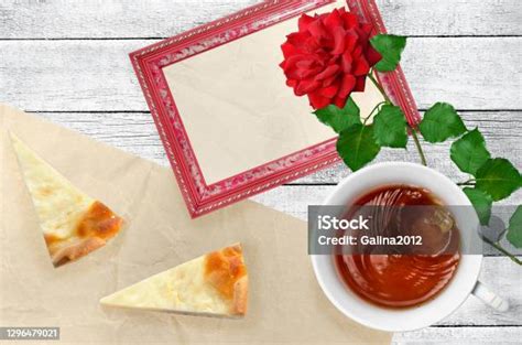 장미와 종이에 코티지 치즈 파이 조각과 차 한 잔 오래된 보드의 흰색 배경 여름에 대한 스톡 사진 및 기타 이미지 여름 오븐에 굽기 0명 Istock