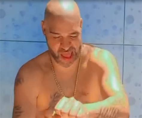 Adriano La Danza Sotto La Doccia Il Video Diventa Virale Qds