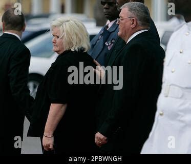 Anna Nicole Smith S Mother Virgie Arthur Weeps Uncontrolably The Court Took Recess For