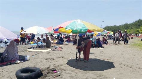 Libur Lebaran Jadi Ladang Rezeki Penyewa Tikar Dan Payung Di Pai Tegal