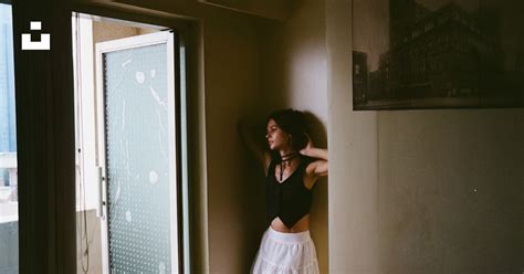 흰 치마를 입은 여자가 벽에 기대어 있다 사진 Unsplash의 무료 아날로그 사진 이미지