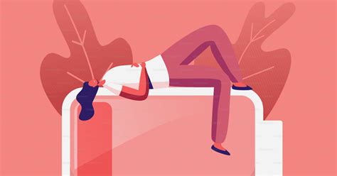 피곤하거나 초라한 사업가 캐릭터가 낮은 빨간색 충전 수준으로 거대한 배터리에 누워 있습니다 마지막 힘에서 일하는 과부하 직원 마감 스트레스 과중한 업무 만화 벡터