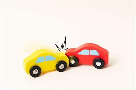 구급차와 경찰차가있는 두 개의 미니 장난감 자동차 충돌 장난감 자동차 교통 심각한 사고 장난감 자동차에 대한 스톡 사진 및 기타 이미지 Istock