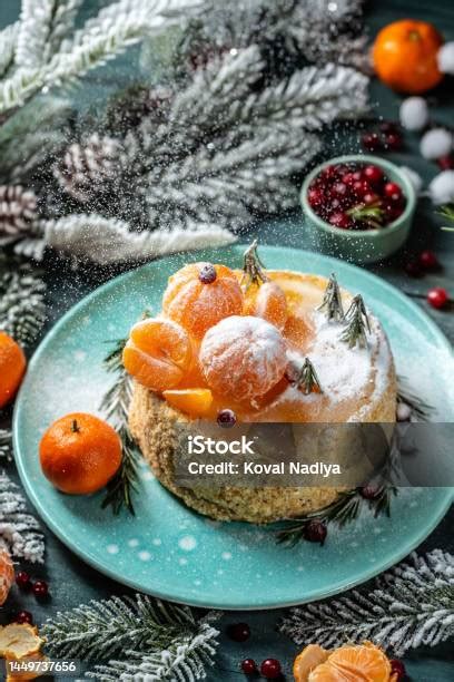 흰색 크림을 곁들인 수제 크리스마스 감귤 케이크 전나무 가지가 서 있습니다 크리스마스 트리 형태의 로즈마리 대기 사진 세로 이미지 0명에 대한 스톡 사진 및 기타 이미지