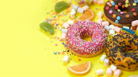 다채로운 사탕을 많이 밝은 배경 플랫 레이에 맛있는 식욕 파티 액세서리 생일 달콤한 치료 소용돌이 사탕 롤리팝 0명에 대한 스톡 사진 및 기타 이미지 Istock