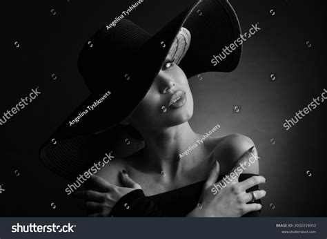 Dark Studio Portrait Elegant Sexy Woman Stock Photo 2032219352 Shutterstock