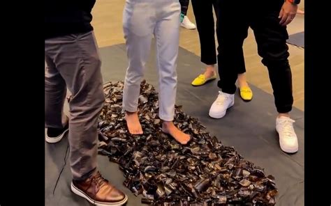 Mulher Anda Sobre Vidro Em Din Mica Com Empres Rios Gest O Pegn