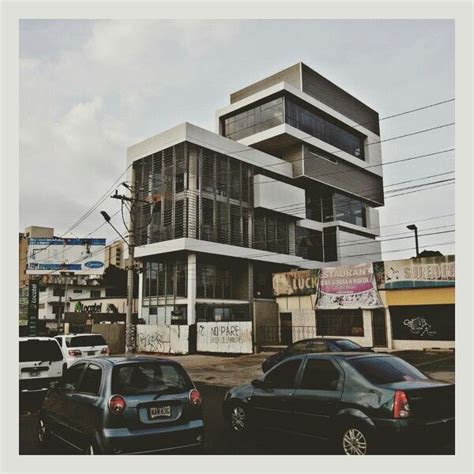 Aprovecho La Ocasión Para Introducir Al Cubismo El Edificio Que Está Al