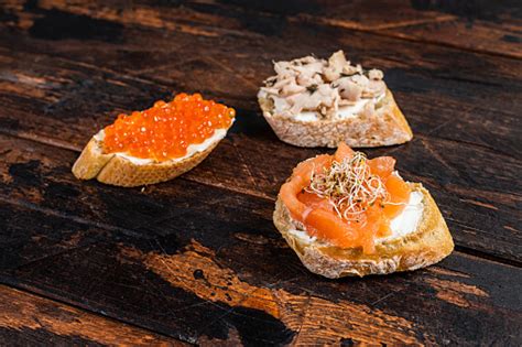 뜨거운 훈제 연어 붉은 캐비어와 허브와 브루스케타 나무 배경 위쪽 보기 건강한 식생활에 대한 스톡 사진 및 기타 이미지