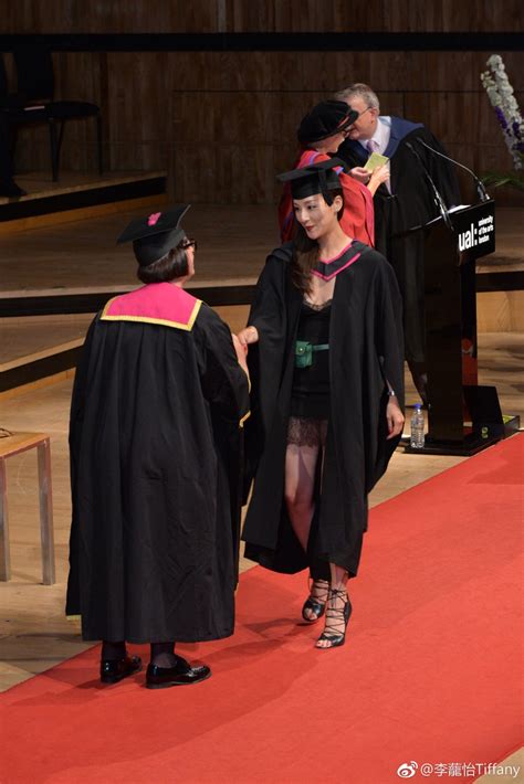 41歲李蘢怡中門大開派軍糧 豐滿身材游走洩春光邊緣極火辣 星島日報