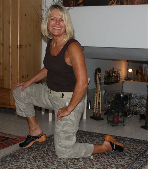 Pin Von Al An Auf Clogs Holzschuhe Clogs Frau