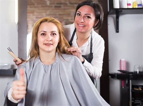 Junges Gl Ckliches Paar Das Sex Im Bett Hat Stockfoto Bild Von Freund K Ssen