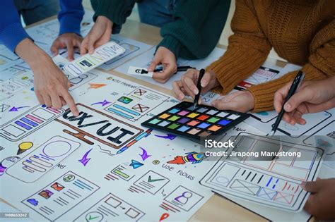 Tim Web Kreatif Perencanaan Desainer Grafis Untuk Ponsel Menggambar Aplikasi Ui Ux Situs Web