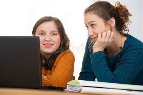 La Mujer Joven Ayuda A Una Muchacha Adolescente Con La Preparaci N Foto De Archivo Imagen De