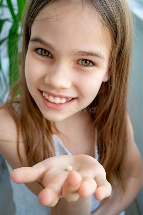 Una Ragazza Carina Che Mostra Il Suo Dente Da Latte è Caduta Fotografia Stock Immagine di