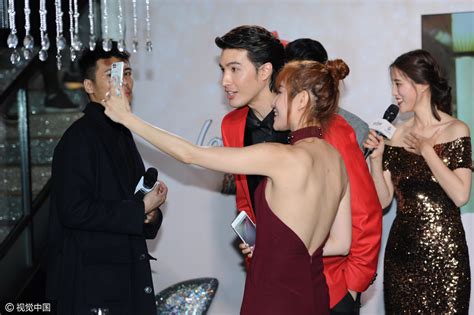 锦荣分手后不见情伤 大口吃披萨与美女自拍超嗨娱乐凤凰网 锦荣分手后不见情伤 大口吃披萨与美女自拍超嗨娱乐凤凰网