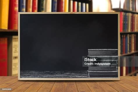 나무 테이블 라이브러리에 스택도 서 분필 스타일 칠판 배경으로 블랙 교육 개념입니다 학교 판매를 다시 광고에 대 한 빈 칠판입니다 광고에 대 한 칠판 몽타주입니다 0명에