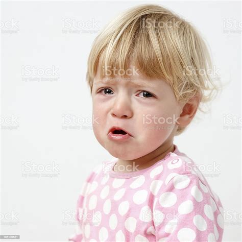Kleines Mädchen Weint Stockfoto Und Mehr Bilder Von Kind Kind Weinen