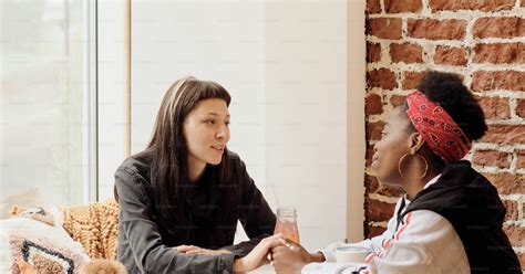 캐주얼 한 옷을 입은 사랑의 여자 친구는 카페에서 점심 식사 후 이야기하면서 서로를 바라보고 있습니다 사진 Unsplash의 여성 동성애자 이미지