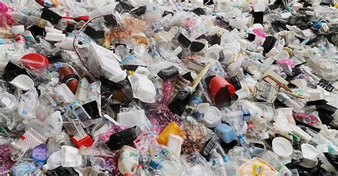 코로나19 재확산이 만든 플라스틱 산