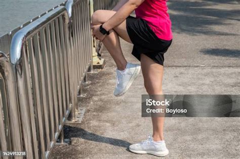 달리기 전에 무릎을 꿇고 몸을 따뜻하게 하고 있는 러너 우먼 개인 장식품에 대한 스톡 사진 및 기타 이미지 개인 장식품 거리 건강관리와 의술 Istock