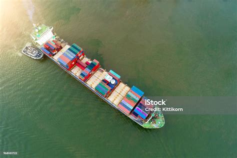 쇼 어 크레인 크레인으로 가져오기 내보내기 및 비즈니스 물류 컨테이너 선박에서 컨테이너를 로드 하 고 포트 화물 운송 사업 포트의 공중 전망 국제 교통 및 포트 개념 건설