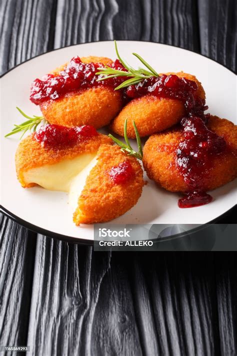 뜨거운 카망베르 치즈를 빵에 넣고 크랜베리 소스와 로즈마리 클로즈업을 접시에 얹습니다 수직 건강한 식생활에 대한 스톡 사진 및 기타 이미지 Istock