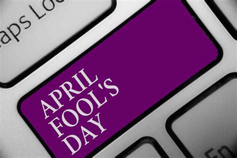 필기 텍스트 4 월 바보 의 날입니다 개념 의미 짓궂은 유머 장난 축 하 재미 어리석은 키보드 버튼 히트 키 형식 메시지 사무실 일 컴퓨터 입력된 장치 4월에 대한 스톡