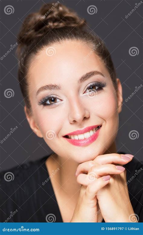 Brunette Em Maquiagem Elegante Imagem De Stock Imagem De Lindo Mulher