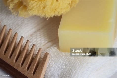 천연 바다 스폰지 나무 머리 브러시 흰색 유기농 면 수건에 에코 비누 바 친환경 지속 가능한 생활과 제로 폐기물 개념 오드 디테일 닫기 감소에 대한 스톡 사진 및 기타