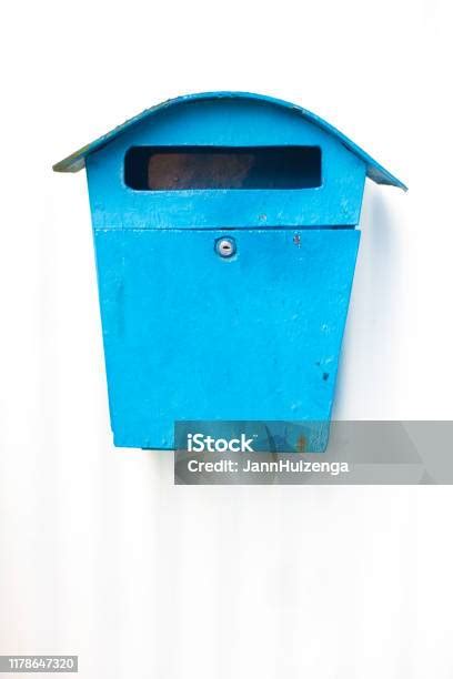 아이슬란드 흰색 벽에 있는 오래된 파란색 사서함 클로즈업 복사 공간 우편함에 대한 스톡 사진 및 기타 이미지 우편함 흰색 배경 오래된 Istock
