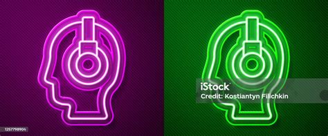 보라색과 녹색 배경에 고립 된 헤드셋 아이콘과 빛나는 네온 라인 남자 지원 연산자 연락을 지원합니다 콜 센터 클라이언트 지원 서비스에 대한 개념 벡터 일러스트레이션 고객에