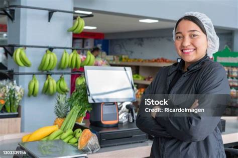 슈퍼마켓에서 그녀를 묘사하는 카메라에 미소 여성 계산원 갈색 머리에 대한 스톡 사진 및 기타 이미지 갈색 머리 건강한 식생활 라벤더 색상 묘사 Istock