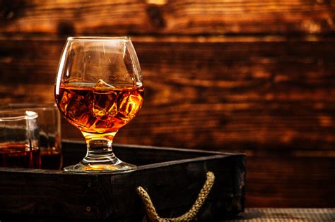 유리에 얼음 이나 브랜디와 오래 된 나무 배경에 사각형 유리병과 위스키 유리에 얼음을 가진 위스키 위스키 또는 코냑 선택적 초점 0명에 대한 스톡 사진 및 기타 이미지