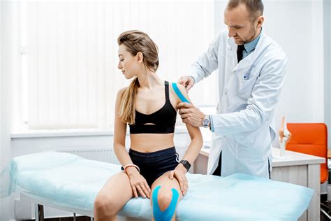 여자의 어깨에 Kinesio 나노 테이프를 적용 하는 치료사 어깨에 대한 스톡 사진 및 기타 이미지 어깨 영화 촬영 건강관리와 의술 Istock